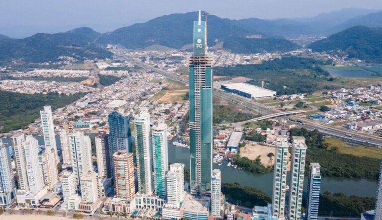 O prédio mais alto do país localizado em Balneário Camboriú